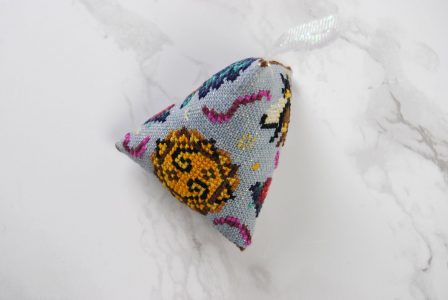 Humbug Tutorial: Ornaments, Pin Cushions, or Scissor Fobs? ⋆ Sirious ...